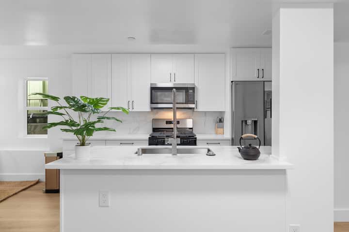 Redwood Suite | Private Bath| W/d| Wkly Clean! - San Francisco, CA