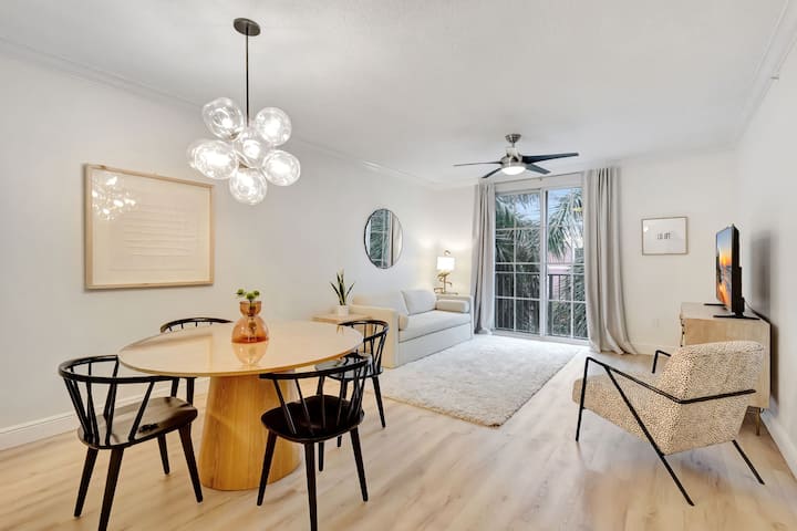 Chic Downtown Wpb Condo • Pool • Parking • Gym - West Palm Beach, FL