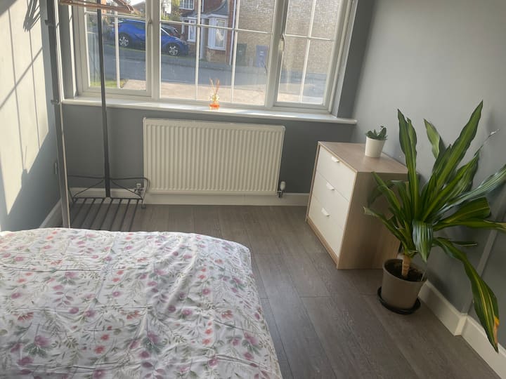 Single Room In Family Home. - Bicester