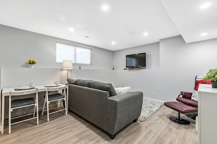 Chic, Bright & Comfy Stay - Okotoks