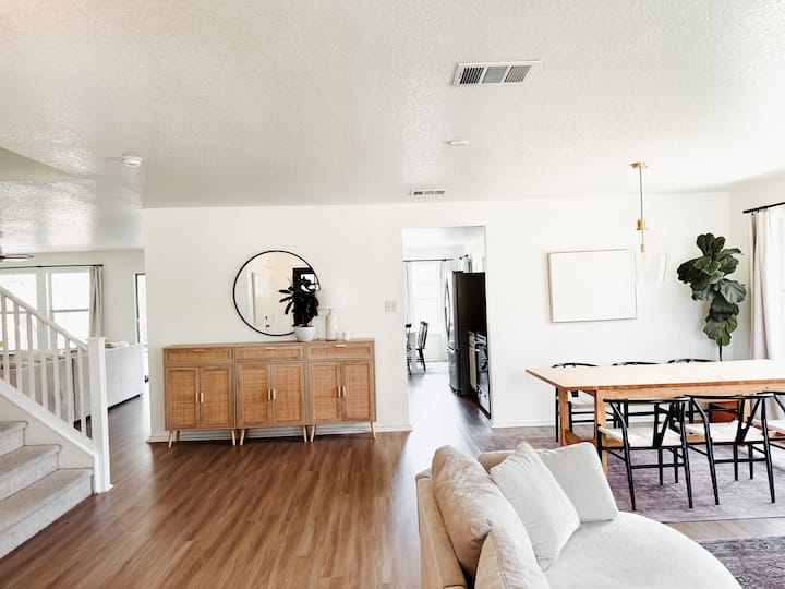 *New* Stylish Family Comfort-6flags, Seaworld,shop - San Antonio, TX
