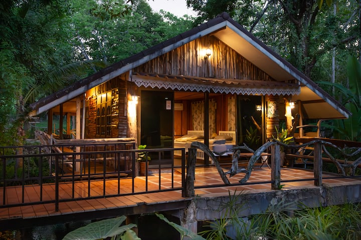 บ้านไม้กลางน้ำเงียบสงบเป็นกันเอง - Wang Nam Khiao