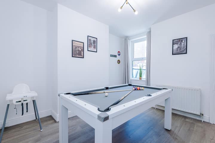Pool Table | Parking | Office | Stylish 3bed Home - Manchester