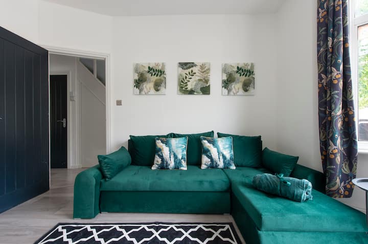 Spacious 3 Bed | Sleeps 7 | Free Parking & Garden - Beckenham