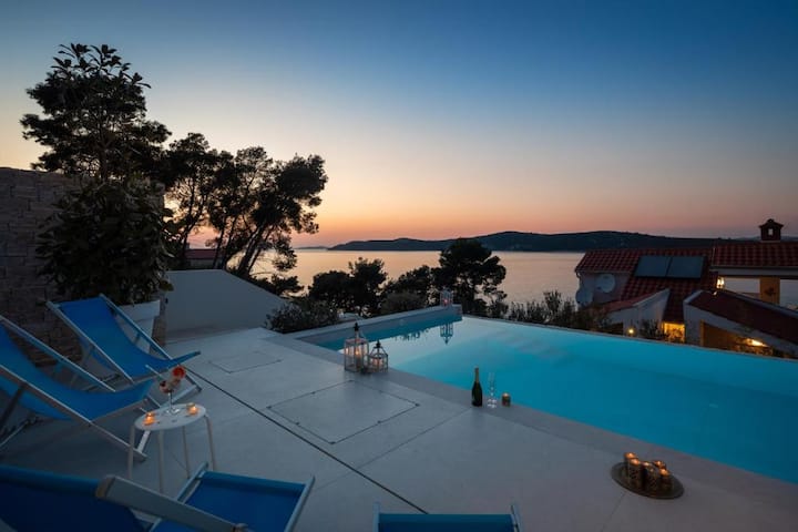 Beachfront Villa With A Pool - Primošten