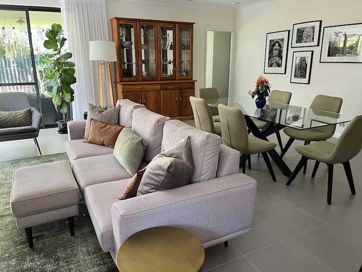 Mid-century Elegance - Kingsley