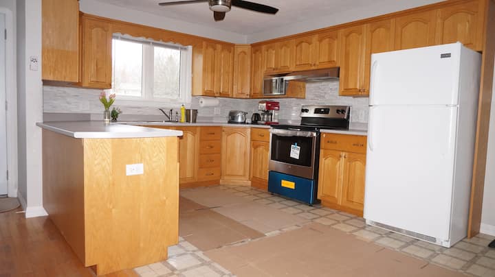5 Minutes Drive Parlee Beach. - Shediac