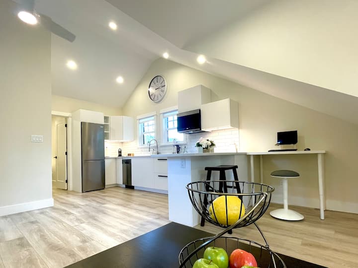 Modern Carriage Home In Kelowna - Kelowna