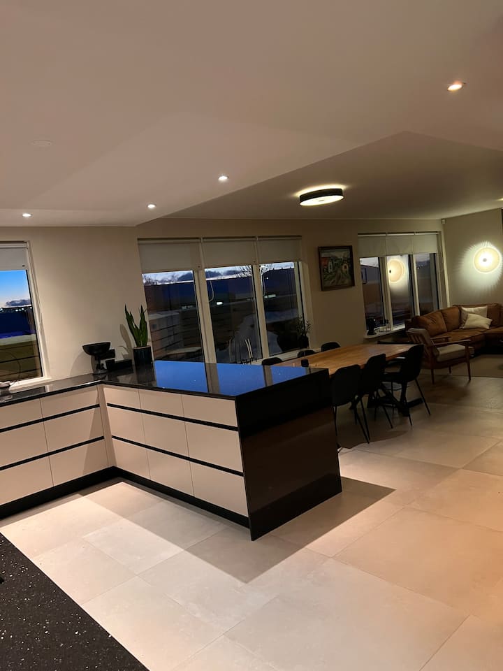 Modern Family House In Reykjavik - Iceland