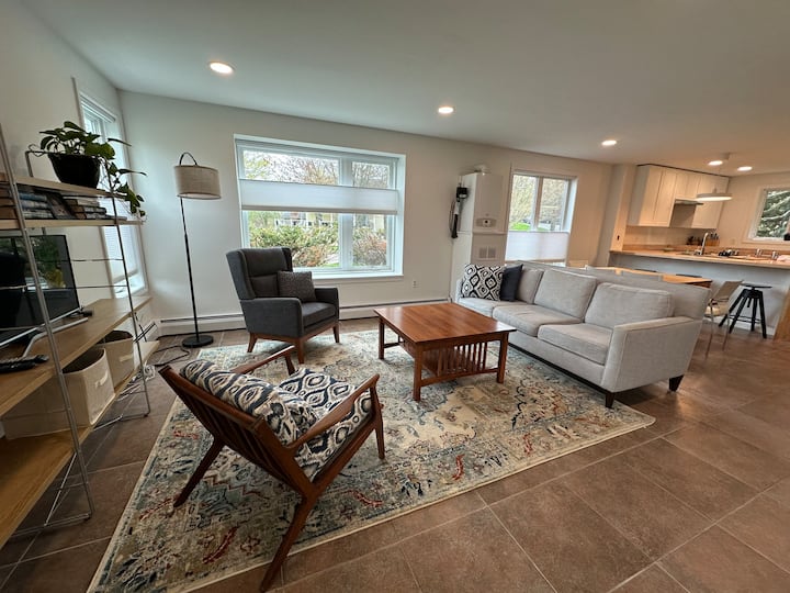 Light-filled, Remodeled In Nne - Burlington, VT