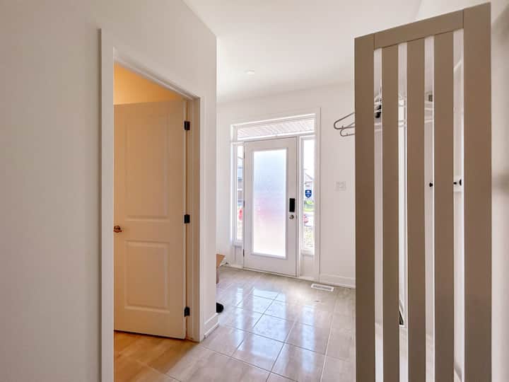 Executive 4bdrm Home | Close To Airport/downtown - Ottawa