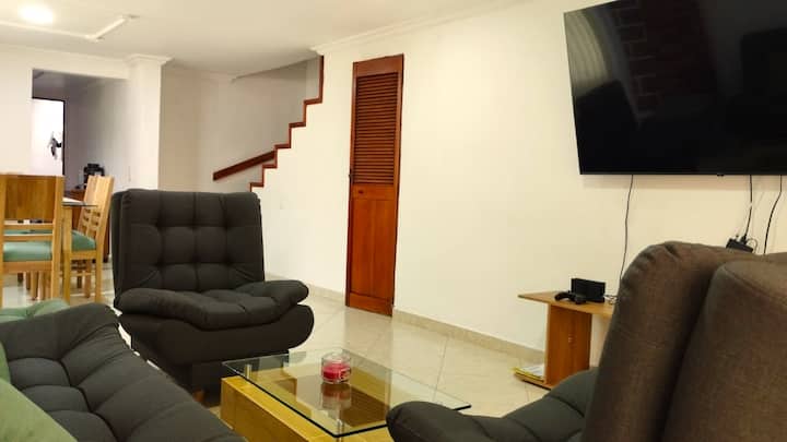 Bella Casa De 3 Pisos En Envigado. - Envigado