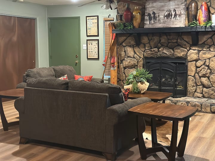 Rustic Lodge•work•relax Here|deck•yard•big Tv•desk - Little Rock, AR