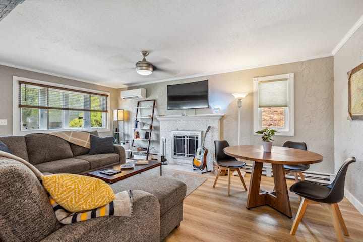 Large + Cozy House • Walk To T, Free Parking, Yard - Revere, MA