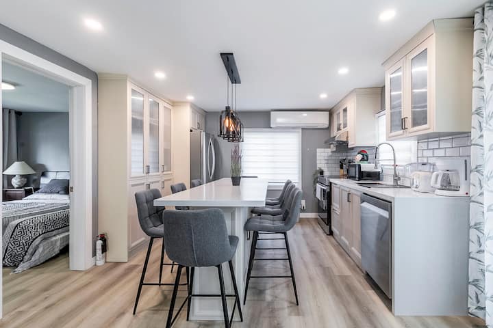 Entire 4 Bdr New House 10 Mins To Dt, Free Parking - Montréal, QC