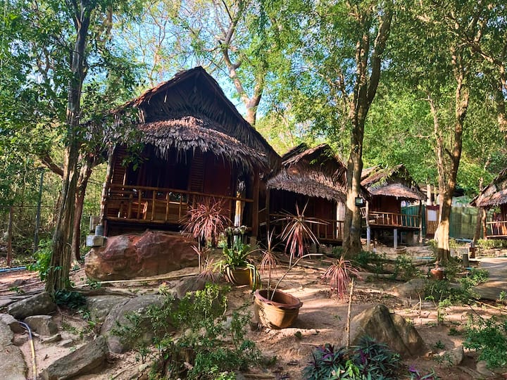 Exciting Bamboo Bungalow Stay - Ko Phi Phi Don