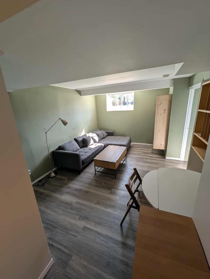 Small Basement Suite In Haultain - 새스커툰
