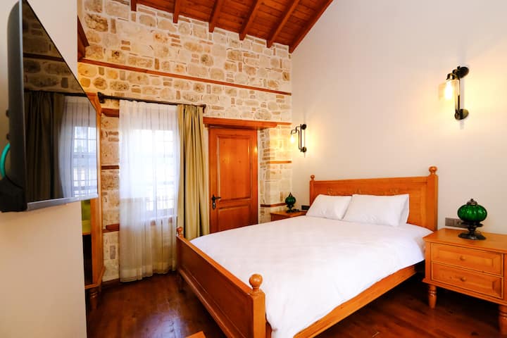 Antik Roma ŞEhrinde 100 Yıllık Konak'ta Otel Odası - Antalya