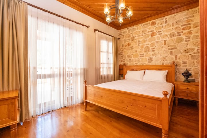 Antik Roma ŞEhrinde 100 Yıllık Konak'ta Otel Odası - Antalya
