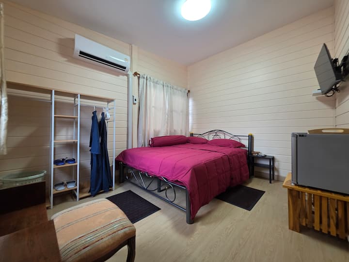 [Room 3] 100 Guesthouse ,Trok Bawonrangsi - Dusit District