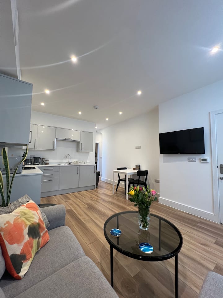 1 Bed Apartment In Town Centre - Mawgan Porth
