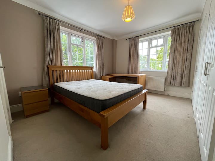 First Floor En-suite Bedroom - 修咸頓