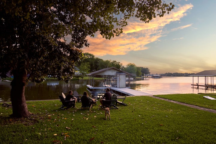 Lakefront Home W/ Dock, Arcade & Games - Log Cabin, TX