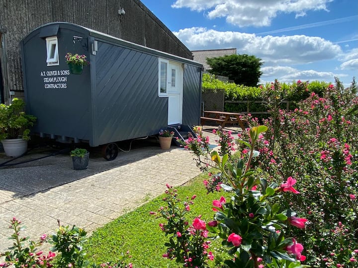 Shepherd's Hut At Puttocks Farm - London Stansted Airport (STN)