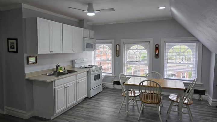 Bright, Spacious, Charming - Rockford, IL