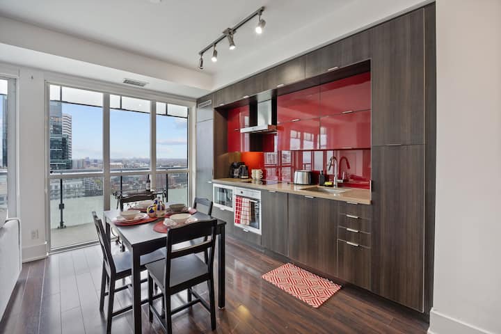 Across Cn Tower & Rogers Center - Toronto