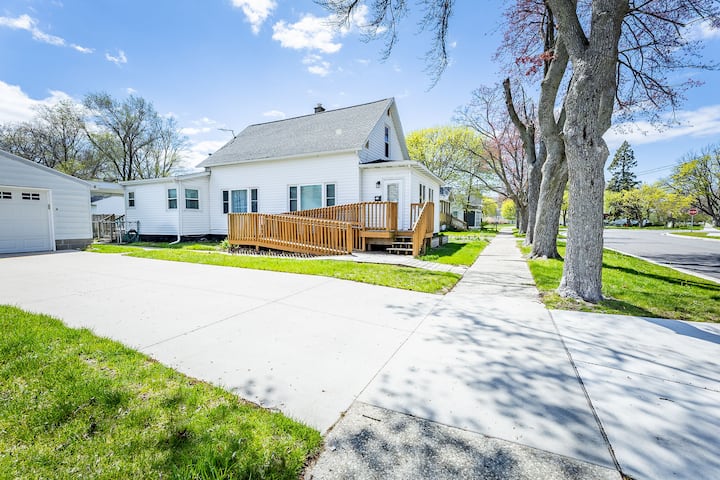 3 Bdrm Lakeshore Charmer In Muskegon, Mi - Muskegon, MI