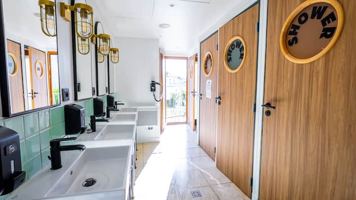 Lit En Dortoir Féminin De 6. - Paris