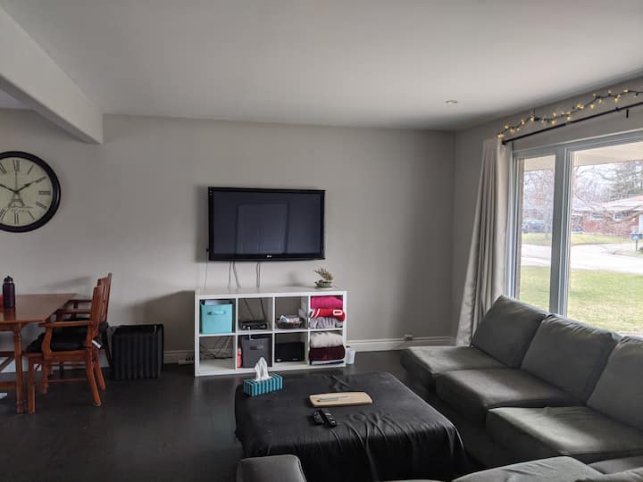 Queen Bed In A Quiet Shared Home - St. Catharines