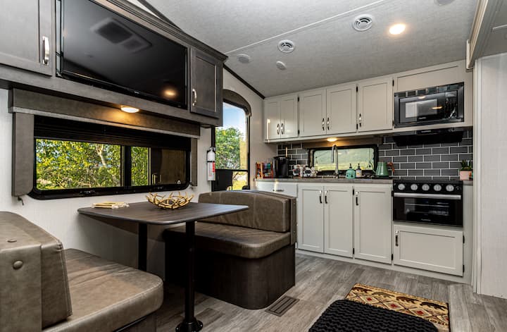 Cozy Camper W/ Incredible Views - Montana