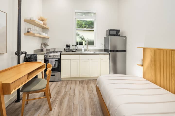 Modern Studio In Peaceful Street - Seattle, WA