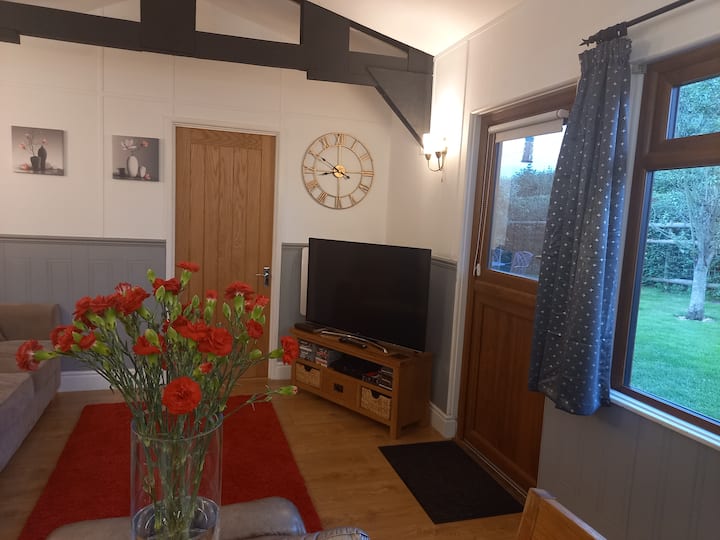 Found At The Foot Of Roundway Hill With It's Own Secluded Garden. Pet Friendly. - Chippenham