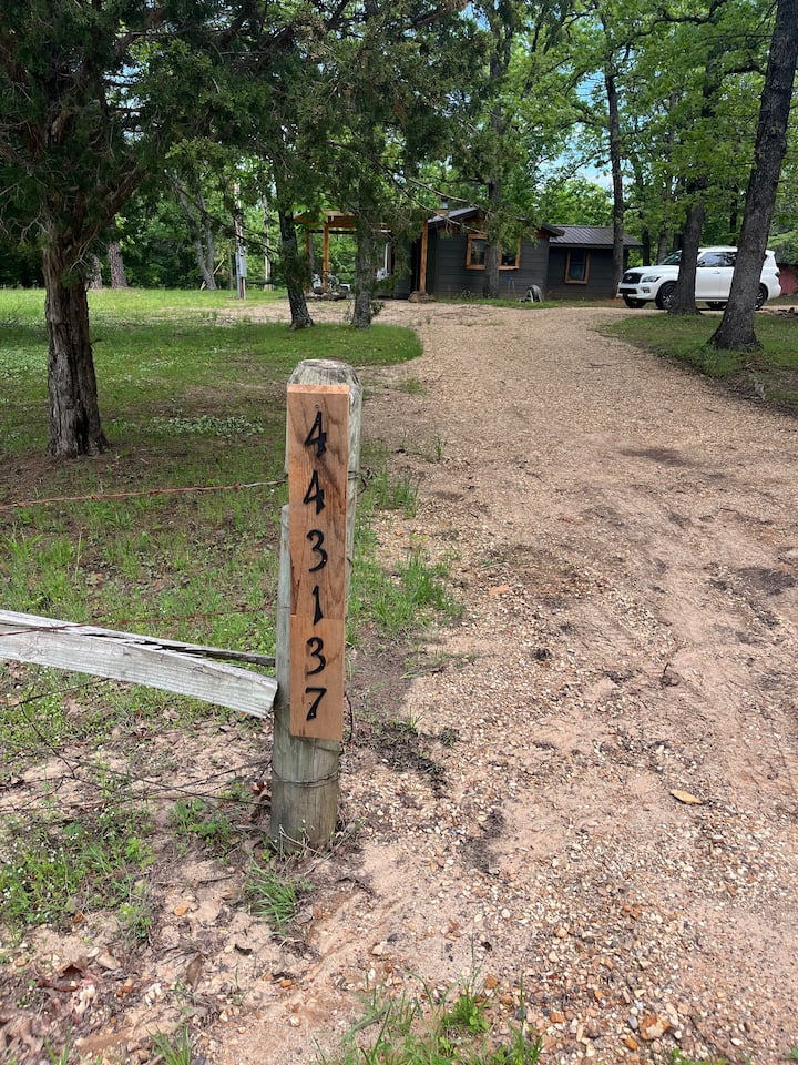 Old Crooked Pine Cabin - Greenleaf Lake, OK