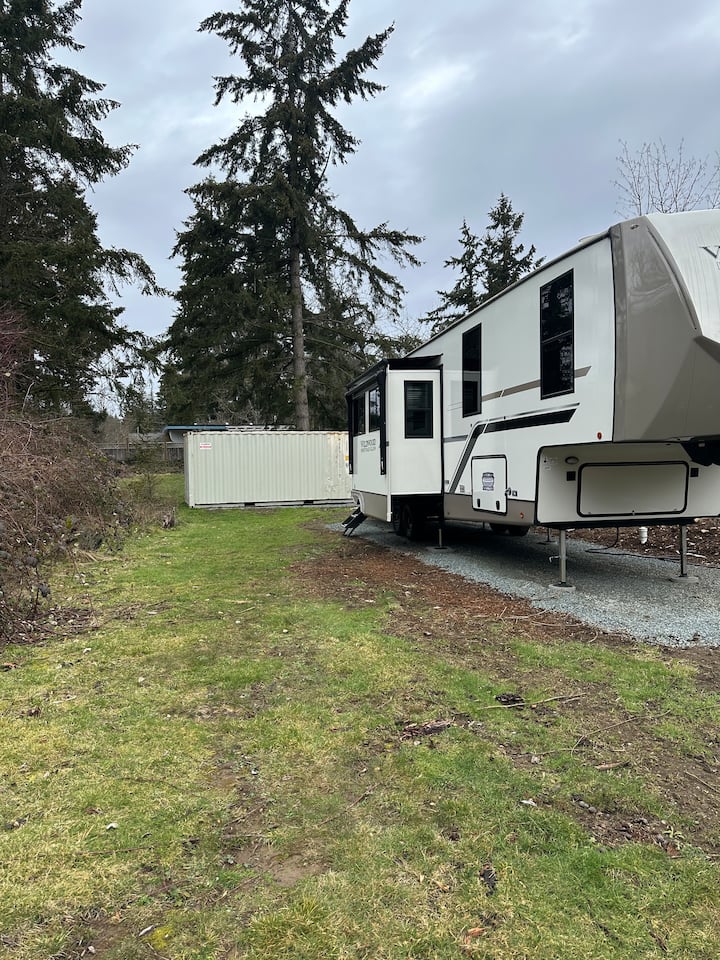 Luxe 2-bed +Loft Trailer Retreat - Cowichan Bay