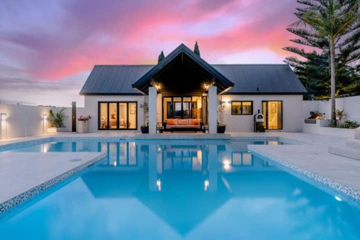 Pool House In Resort Style Haven - Auckland