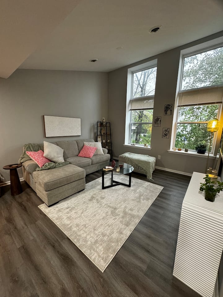 Cute Downtown Shelton Apartment! - Bethany, CT