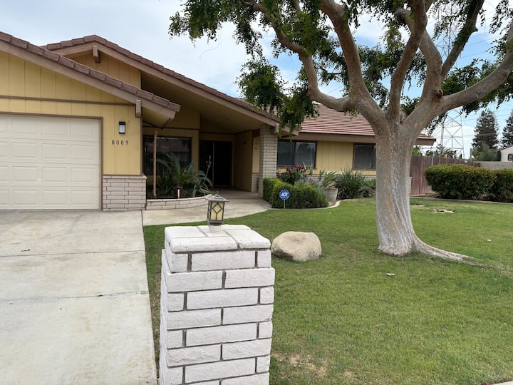 Relaxing Modern 3br Retreat W/ King Suite & Patio - Bakersfield, CA