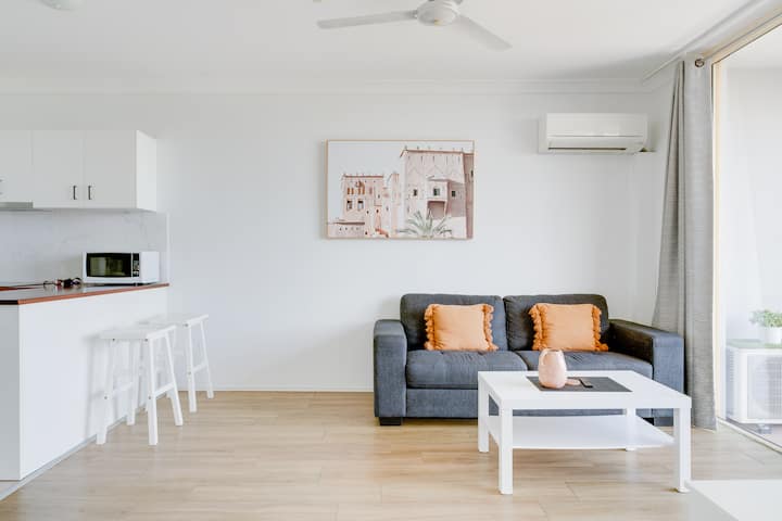 Modern 1br In Prime Gc Location – Walk To Beach! - Gold Coast