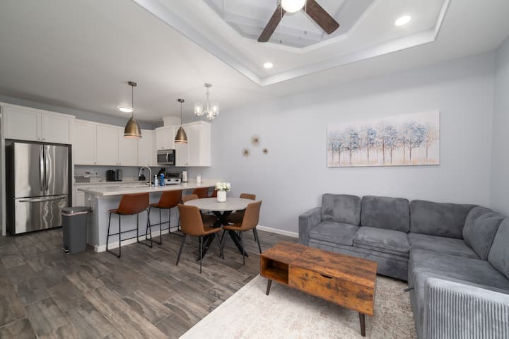 Modern King Luxe Stay - Brownsville, TX