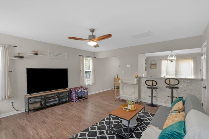 Near Uptown, Airport, Wwc | Pet Friendly, No Fees - Charlotte, NC