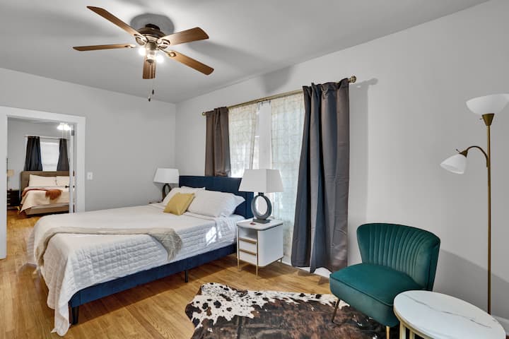 Stylish King Retreat Downtown – Porch & Modern Upd - Columbia, SC