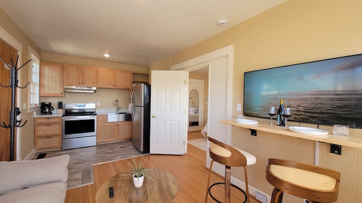 Peach Street Inn Suite 6 | Sleeps 4 - Medford, OR