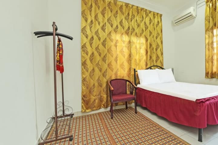 Deluxe Room W/ Attached Bathroom @ Homestay Masha - Kaki Bukit