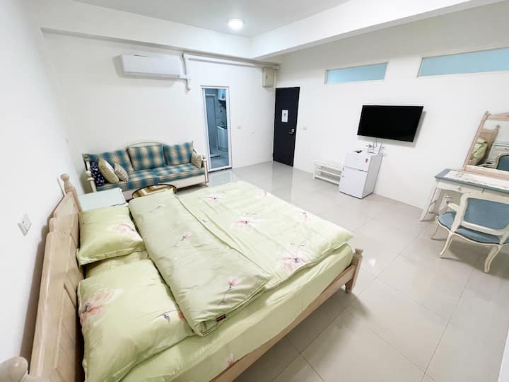 員林大道上，76號8分鐘，東彰1分鐘，百果山樂園5分鐘，第一市場5分鐘，正後方有員林名產黑竹園雞腳凍 - 루강 진