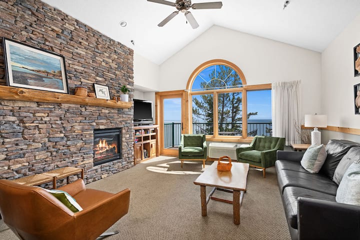 Penthouse Suite W/pool & Hot Tub - Two Harbors, MN
