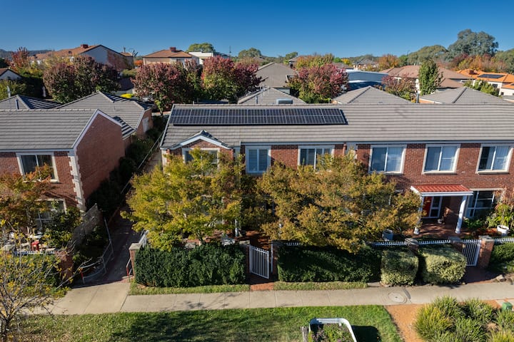 Lakeside Retreat - 4br, Steps To Park & Cafés - Canberra